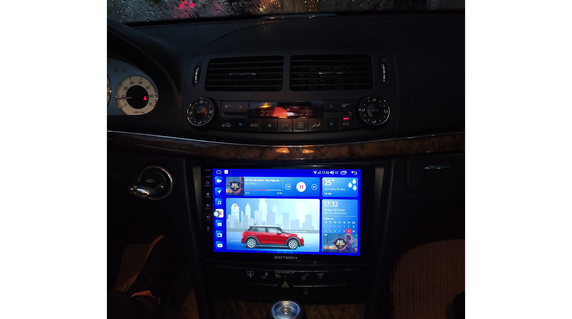 Hình ảnh màn hình được lắp trên xe Mercedes-Benz E200 2004 - PandaAuto.vn - Siêu Thị Phụ Kiện ...